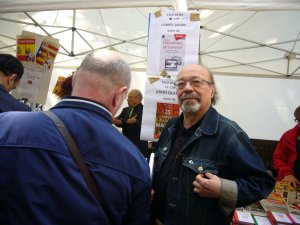 Gabriel Jaraba firma ejemplares de su manual de Periodismo en Internet ...