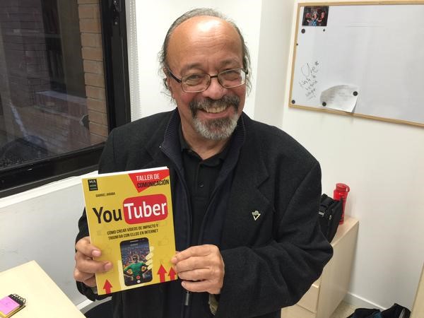 Gabriel Jaraba firma ejemplares de su último libro 'Youtuber' en Sant ...